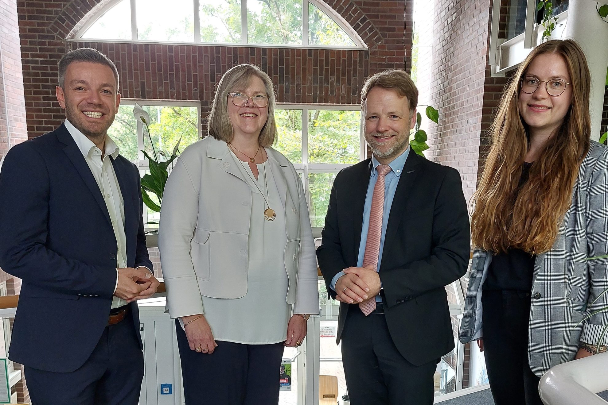 Finanzminister Gerald Heere zu Besuch beim Delmenhorster Finanzamt ...